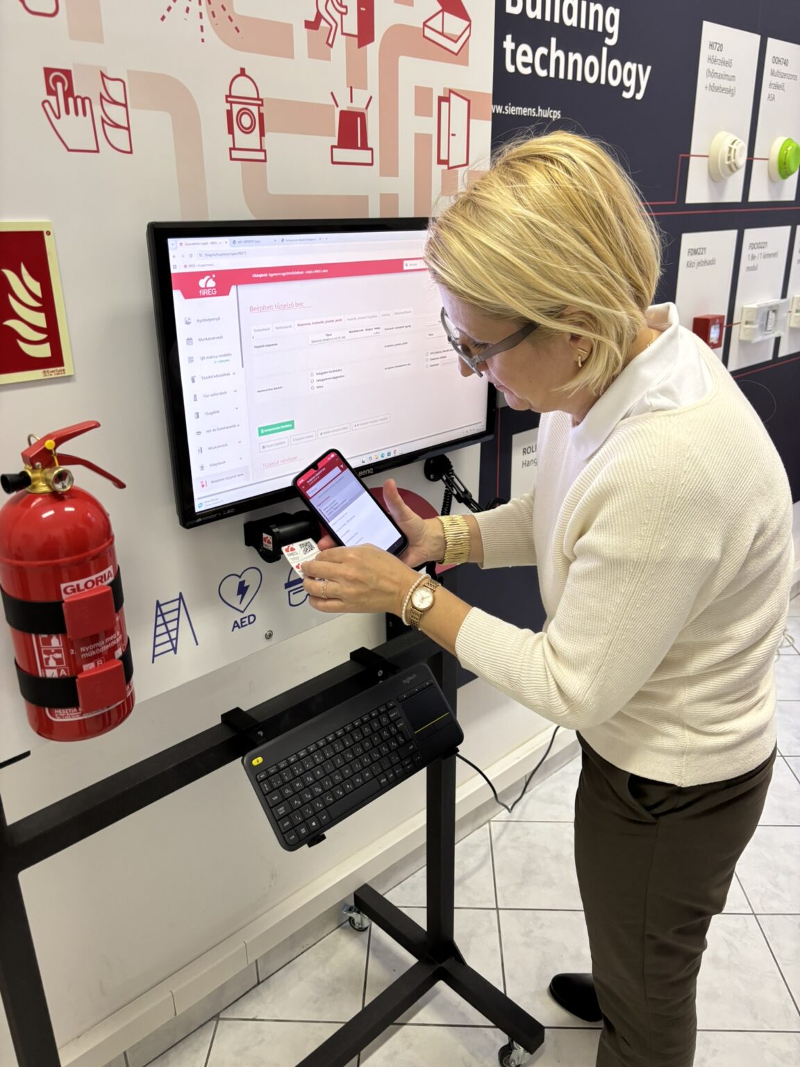 Elektronikus tűzvédelmi oktatótábla átadása az Óbudai Egyetemen ...